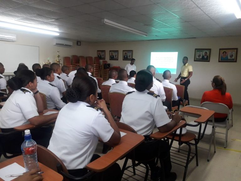USMA Colón realiza charlas sobre formación marítima en colegios