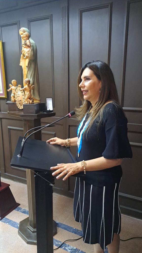 USMA entrega reconocimientos a la doctora Elisa Moschos