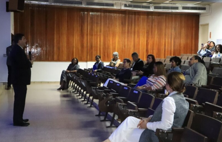 Pearson realiza en la USMA conferencia sobre la enseñanza del idioma inglés