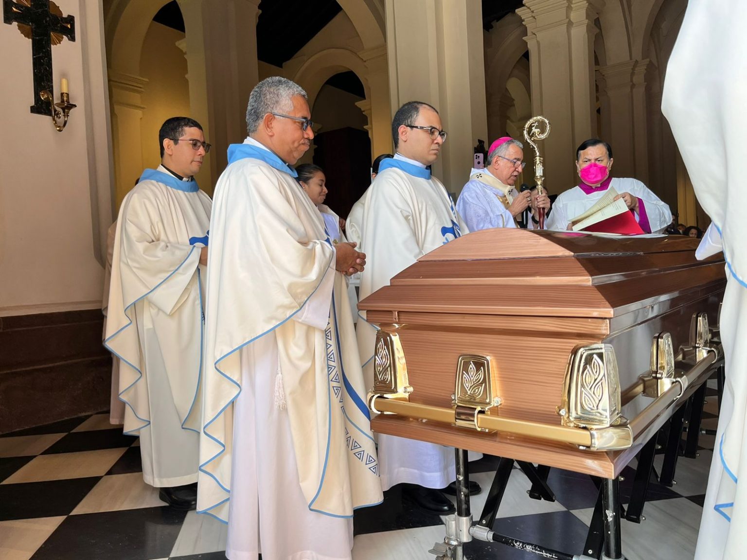 Realizan las exequias de Monseñor Pablo Varela Server