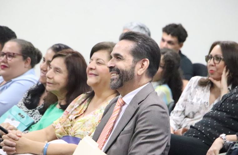 El profesor Justiniano Montenegro recibe reconocimiento por 45 años de servicio en la USMA