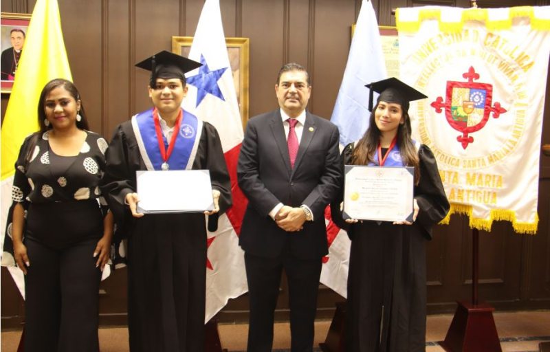 Rector Blanco entrega diplomas a graduados de Derecho