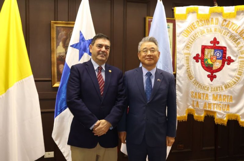 El rector Blanco recibe al embajador de la República de Corea en Panamá